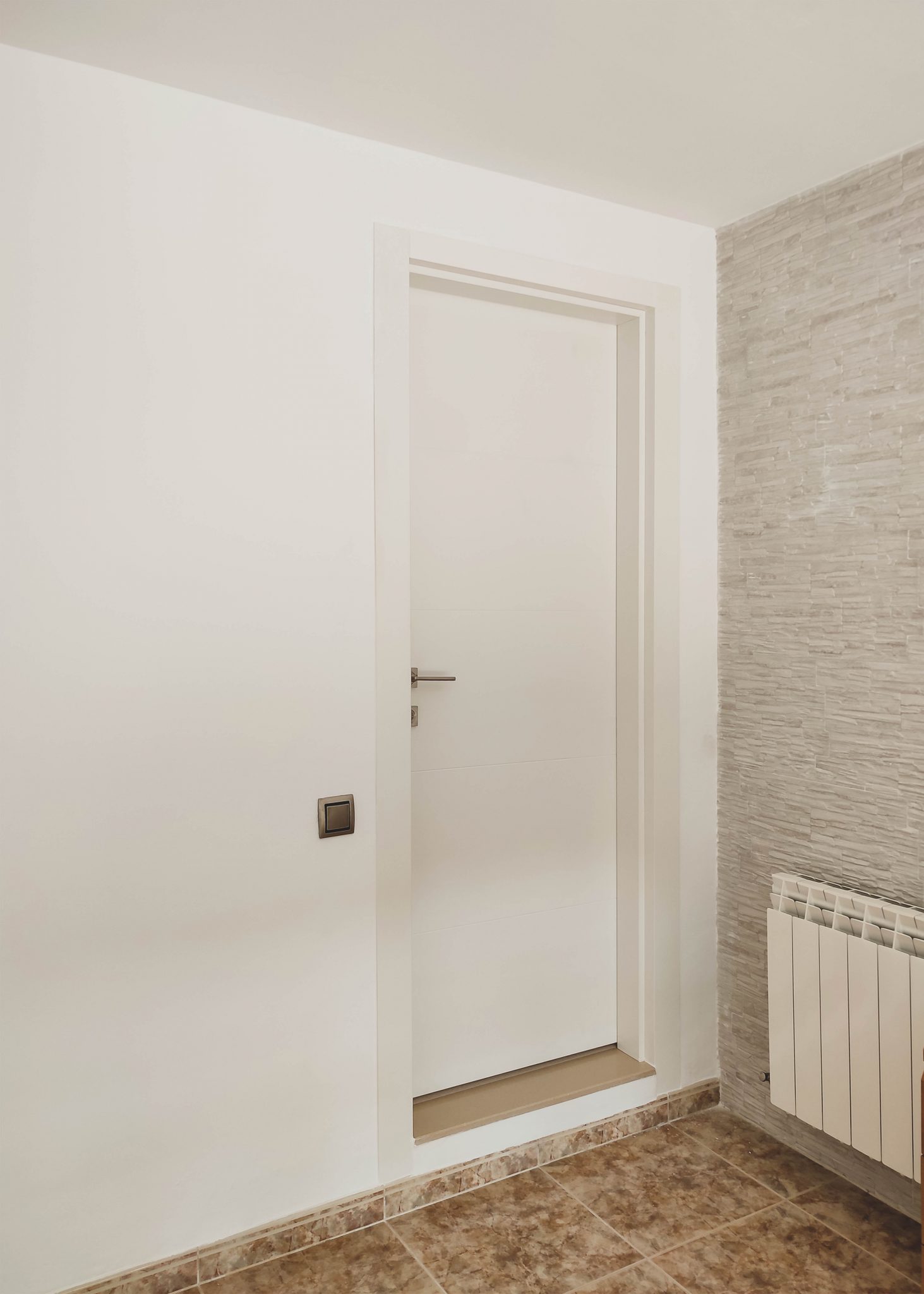 Puerta interior abatible o corredera de ALUMINIO fresada con 4 líneas ...